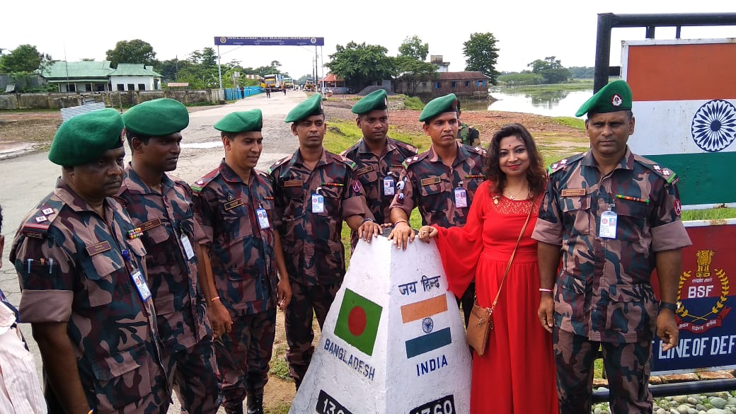 On friendship day India-Bagladesh border security forces shook hands on ...
