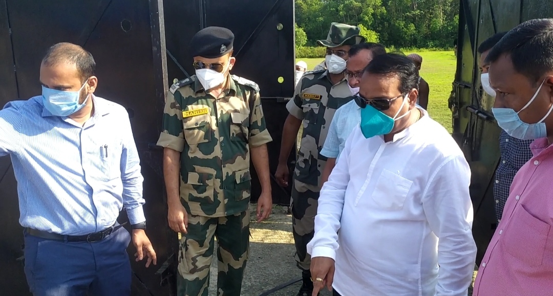 MP Kripanath Mallah visits 'No Man's Land' between India and Bangladesh ...